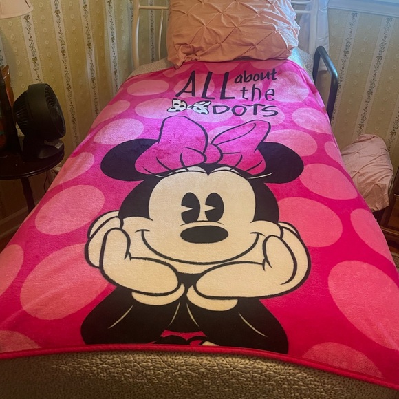 Disney | Bedding | Disney Minnie Mouse Bright Pink Blanket | Poshmark